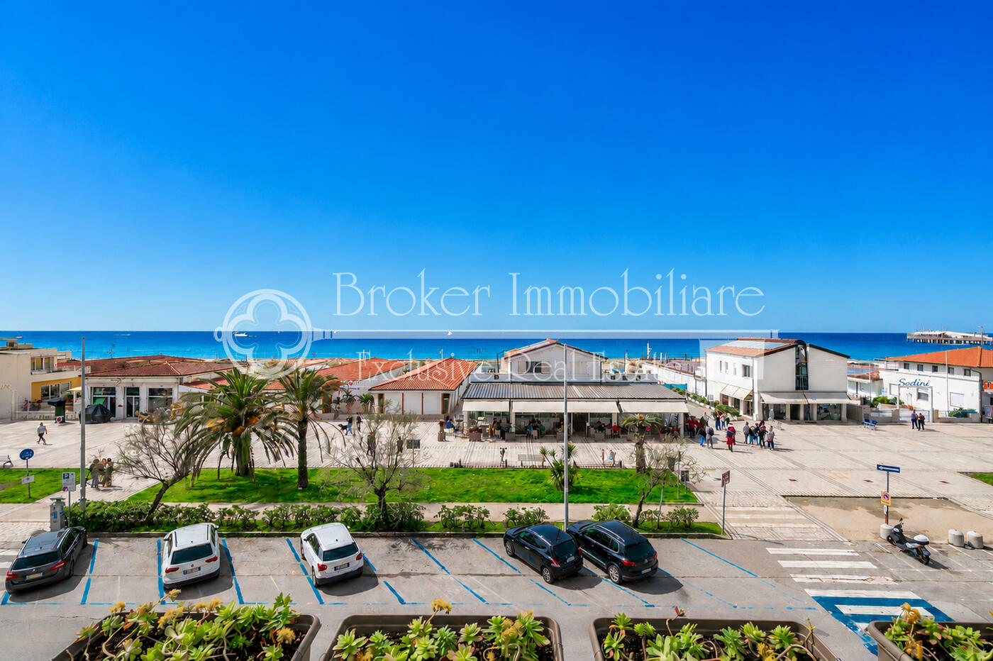 Signorile appartamento fronte mare in vendita a Lido di Camaiore con ...