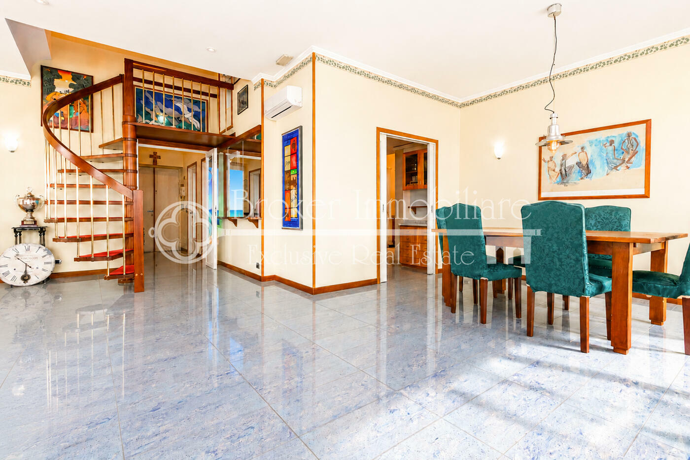 Signorile appartamento fronte mare in vendita a Lido di Camaiore con ...