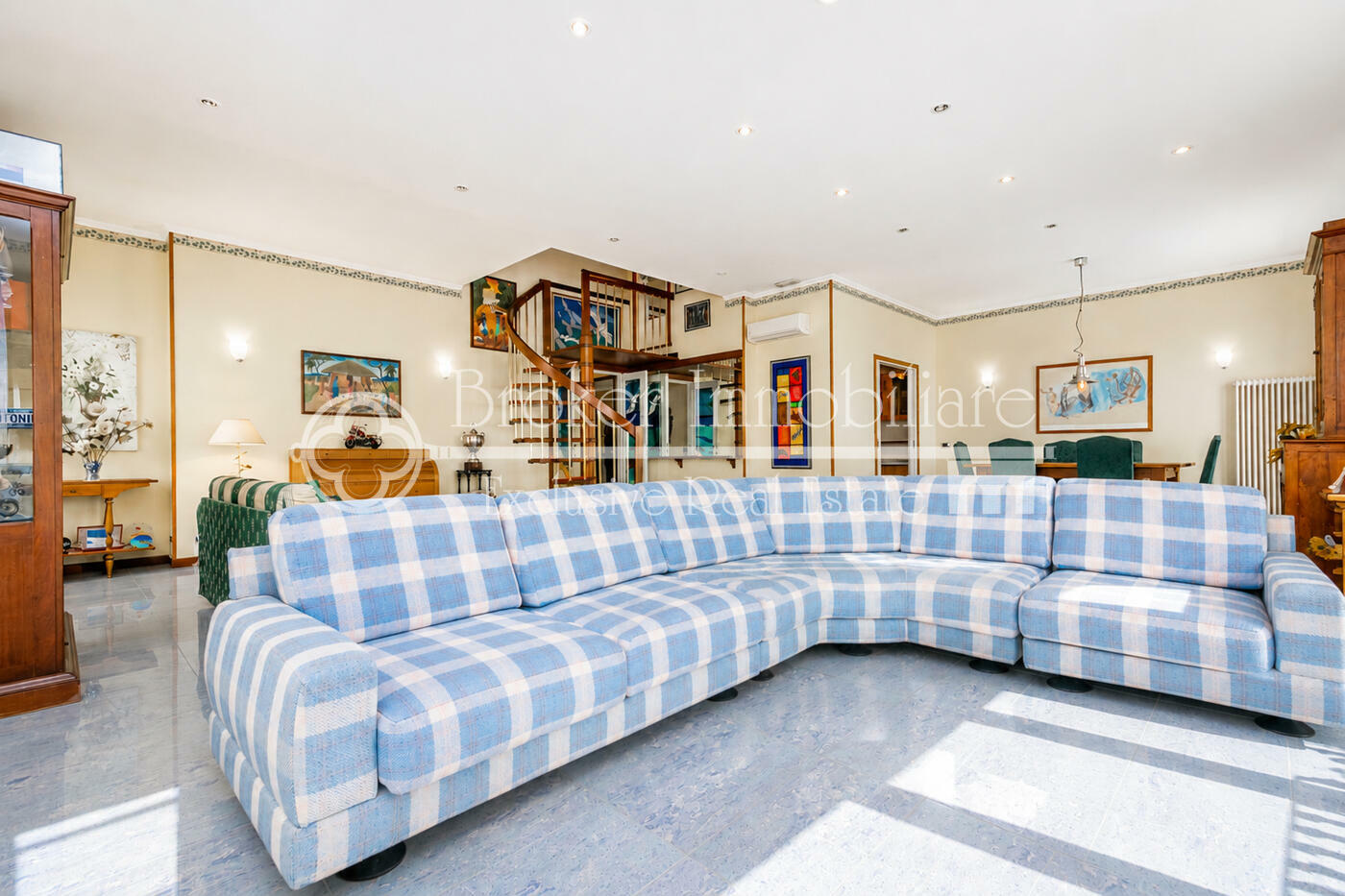 Signorile appartamento fronte mare in vendita a Lido di Camaiore con ...