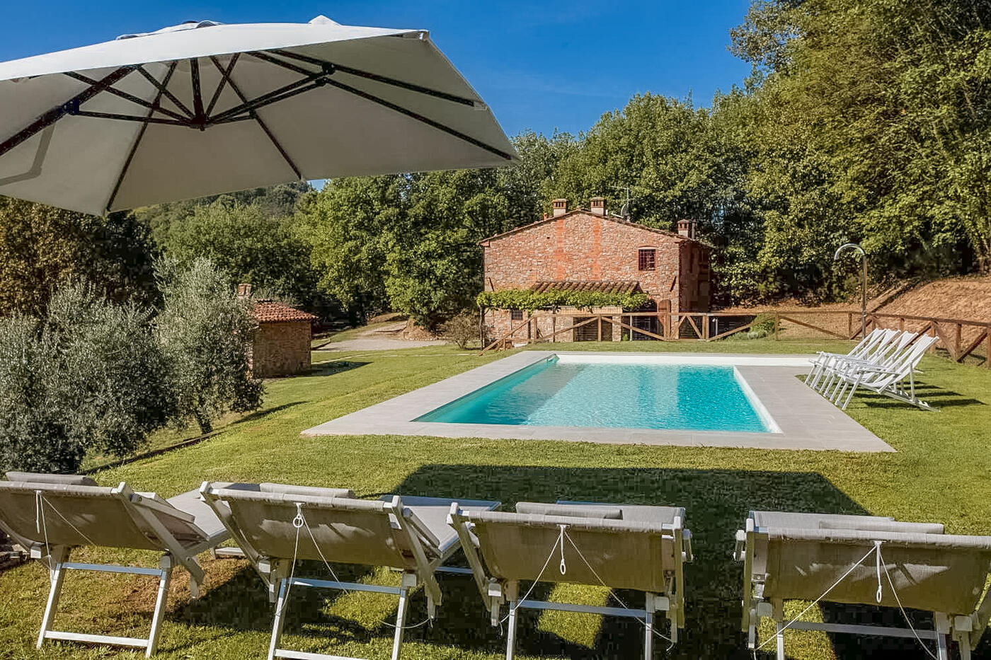 Splendido casale con dependance e piscina in vendita sulle colline ...