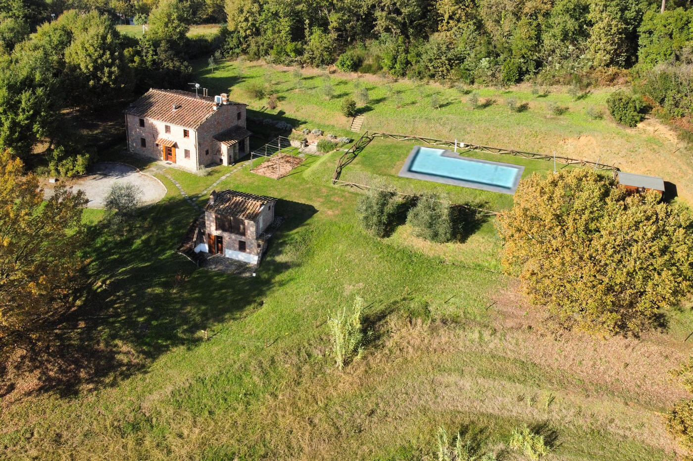 Splendido casale con dependance e piscina in vendita sulle colline ...