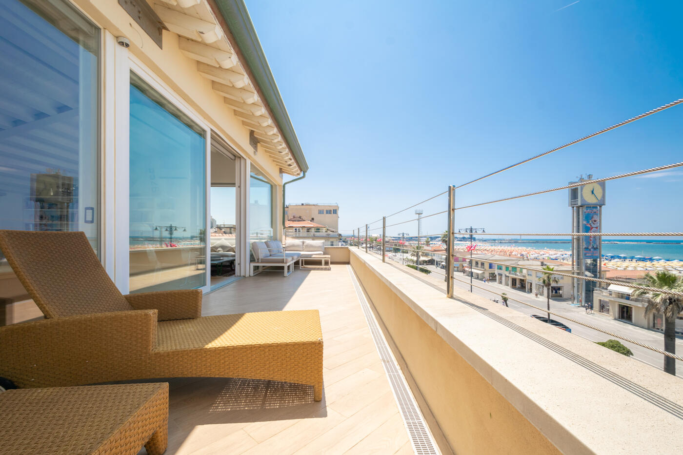 Attico fronte mare con terrazza, ascensore privato e box auto in ...
